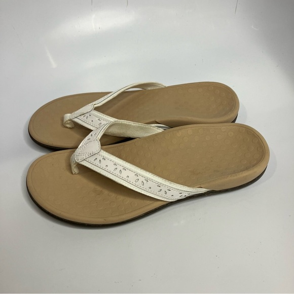 Vionic | Shoes | Vionic Flip Flops White Sandals Comfort Shoes Size 8 ...